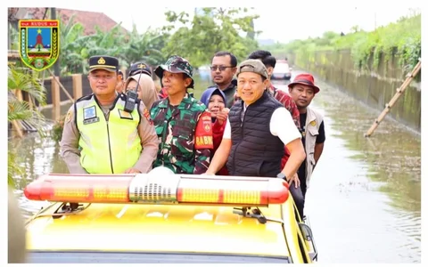 Peduli Korban Banjir, YBM BRILiaN dan BRI Kudus Salurkan 100 Paket Bantuan