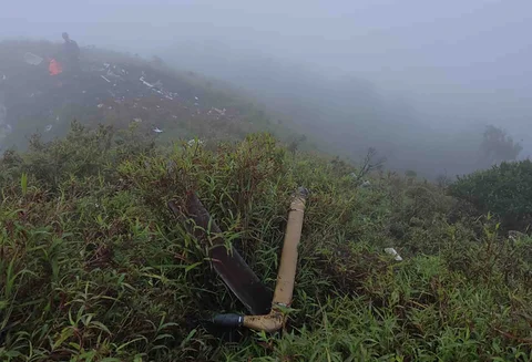 FOTO: Serpihan Besar Pesawat ATR 42-500 Ditemukan di Gunung Bulusaraung
