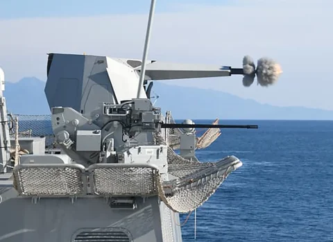 FOTO: KRI Prabu Siliwangi 321 Laksanakan Penembakan Perdana Meriam 76 Mm