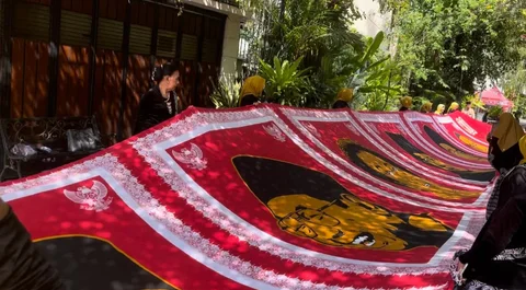 Datangi Rumah Jokowi di Solo, Puluhan Emak-Emak Asal Depok Bentangkan ...