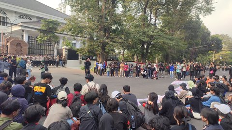 Mahasiswa Kepung DPRD Jabar, Desak Turunkan Harga BBM hingga Reforma ...