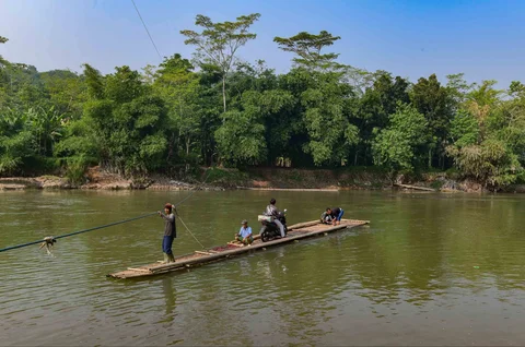 FOTO: Rakit Bambu Terakhir di Sungai Cisadane Masih Melayani Warga