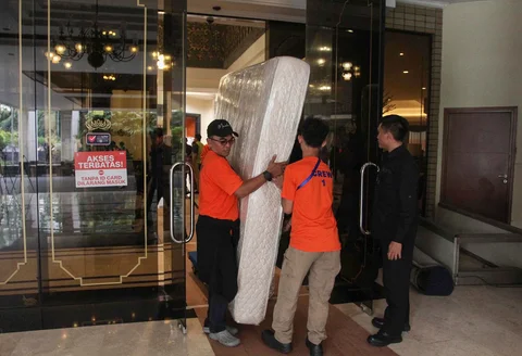 FOTO: Kemensetneg Relokasi Aset Eks Hotel Sultan ke Gudang di Cikarang