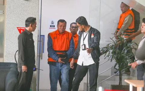FOTO: KPK Tahan Bupati Kuansing Terkait Dugaan Jual Beli Jabatan Sekda