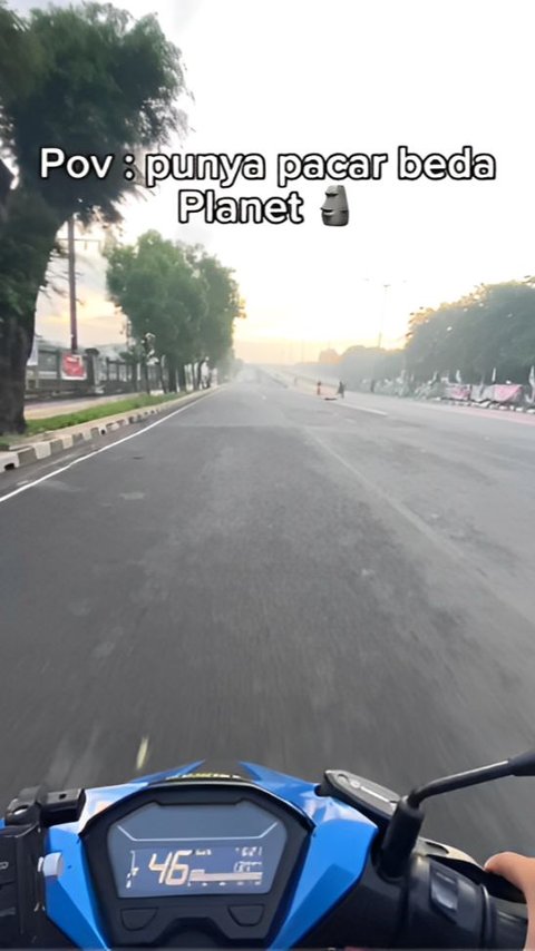 Seorang Pria Rela Terjang Hujan dan Banjir Demi Angkat Karung-Karung ... Seorang Pria Rela Terjang Hujan dan Banjir Demi Angkat Karung-Karung ...