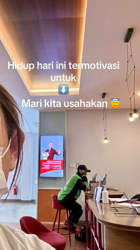 Tak Mau Ketinggalan Zaman, Jukir Ini Pakai Qris untuk Urusan Bayar ... Tak Mau Ketinggalan Zaman, Jukir Ini Pakai Qris untuk Urusan Bayar ...