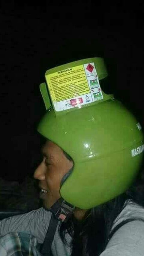 7 Potret Kucing Pakai Helm yang Bikin Gemas - Motor Otosia.com