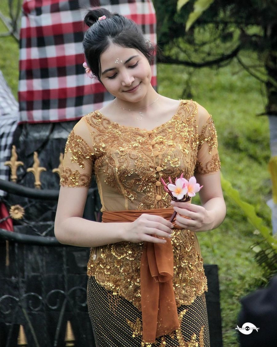 Selain Pintar Bela Diri, 8 Foto Manis Bulan Sutena Dengan Lesung Pipi-nya