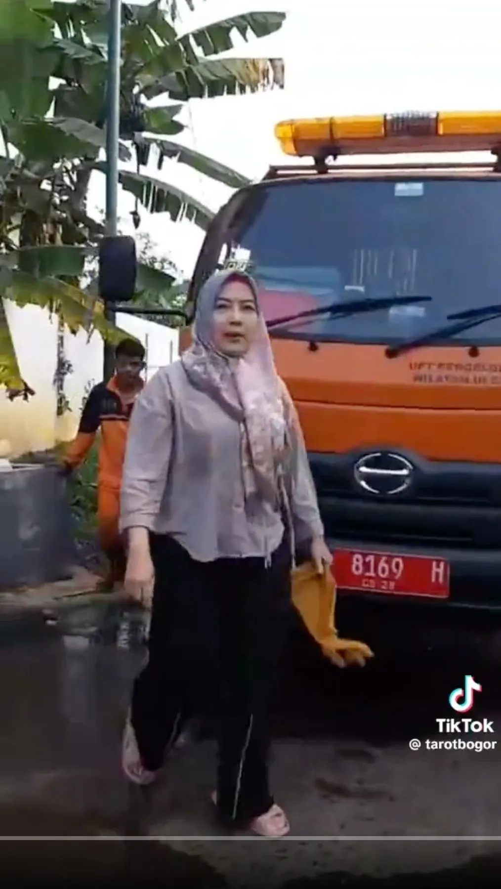 Duduk Perkara Wanita di Bogor Adang Truk Sampah Masuk Komplek Pakai ...