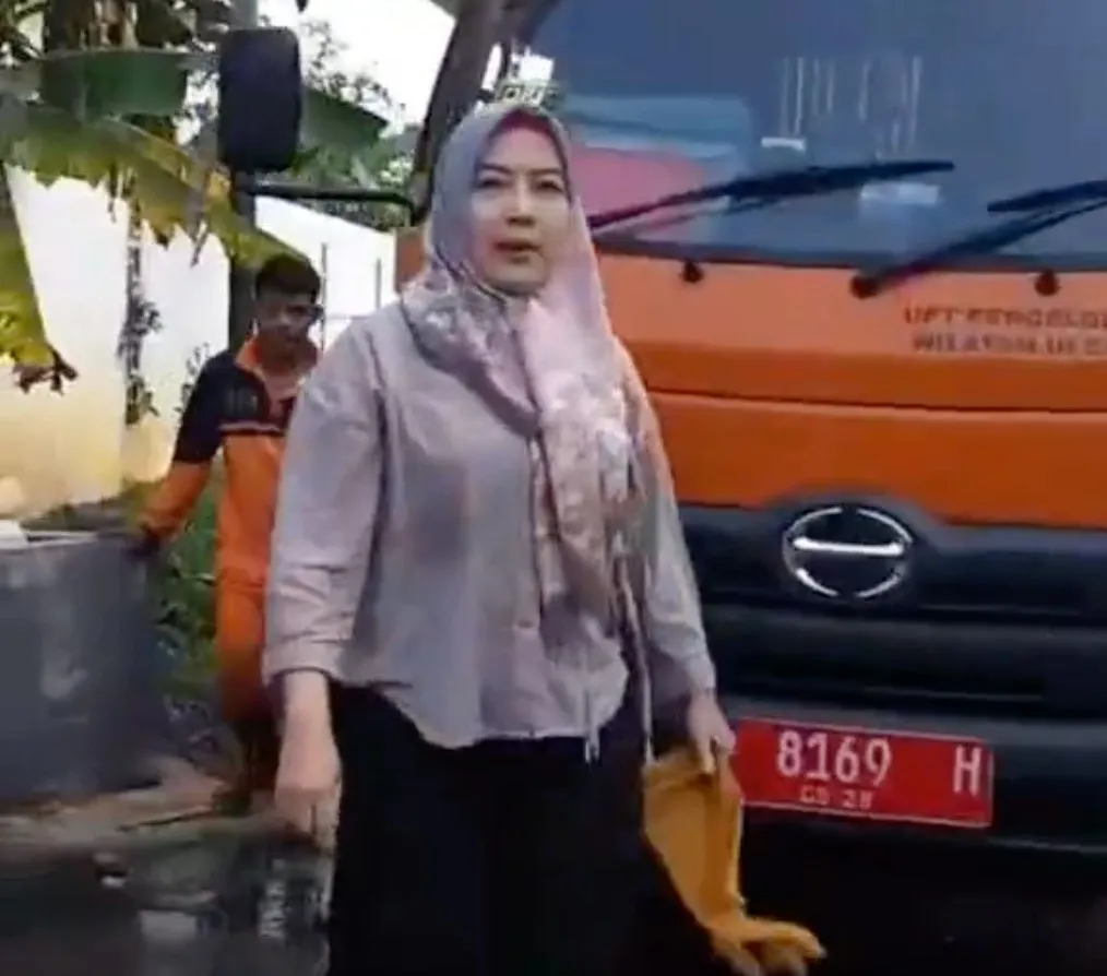 Duduk Perkara Wanita di Bogor Adang Truk Sampah Masuk Komplek Pakai ...