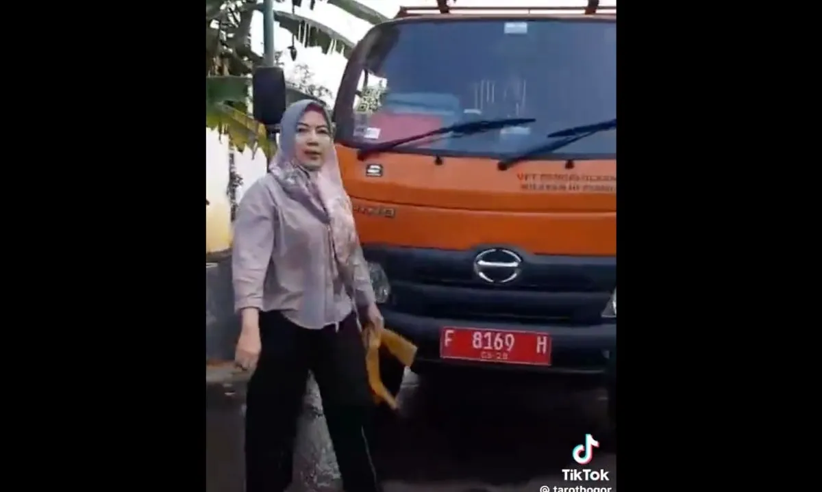 Duduk Perkara Wanita di Bogor Adang Truk Sampah Masuk Komplek Pakai ...