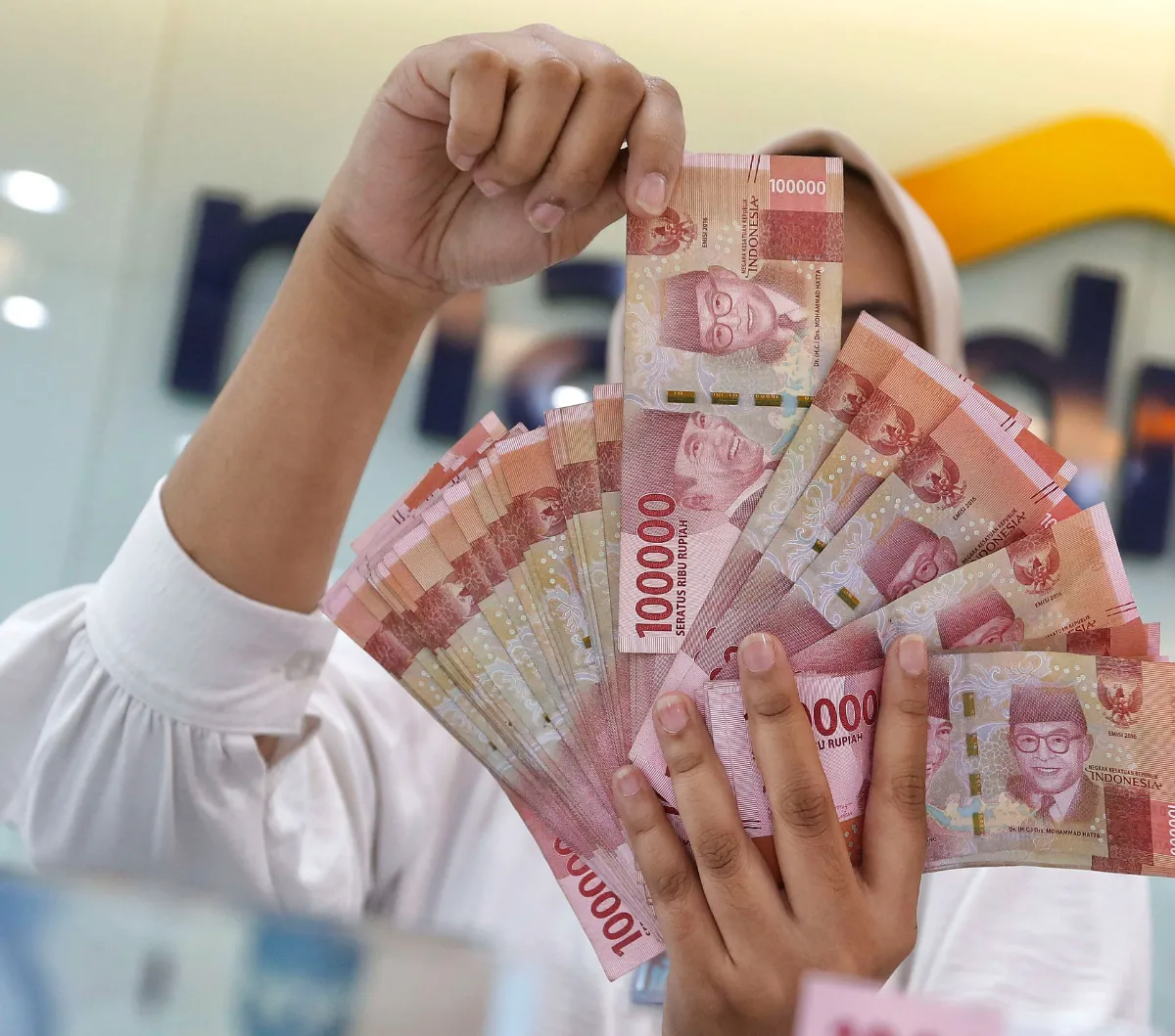 Terkena Dampak Perang Israel-Palestina, Kurs Rupiah Melemah ke Level ...