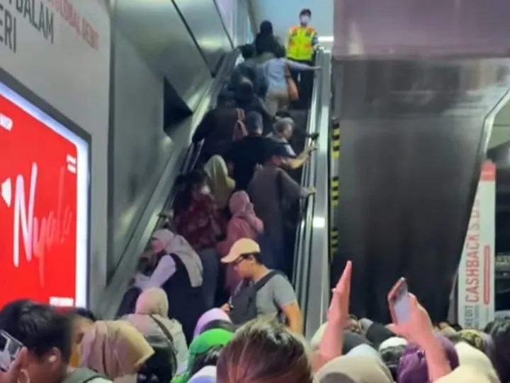 Viral Video Antrean Penuh Sesak Penumpang KRL di Stasiun Sudirman, Ini Penjelasan KCI