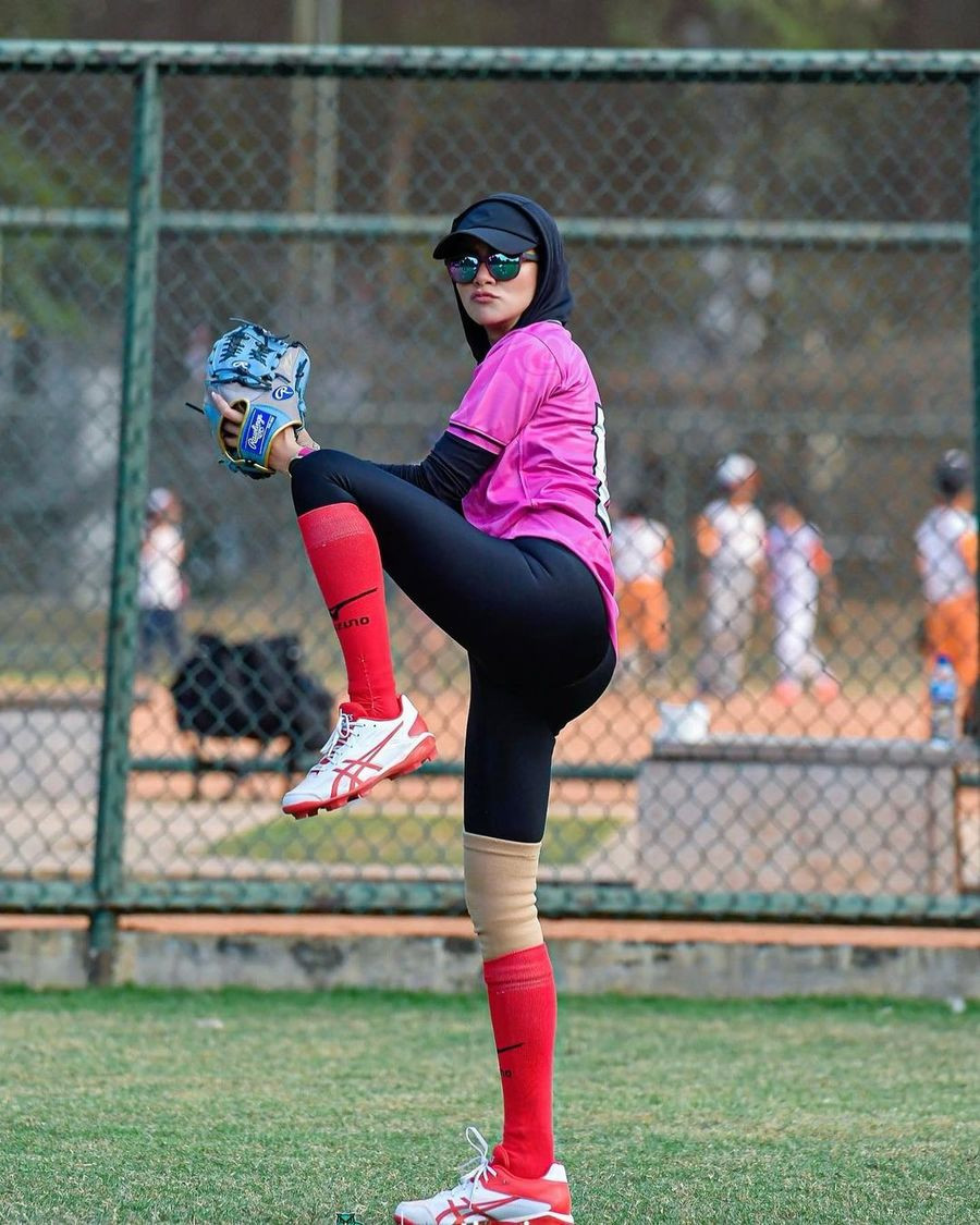 8 Foto Olla Ramlan Saat Gantikan Hijab dengan Hoodie dan Topi Ketika ...