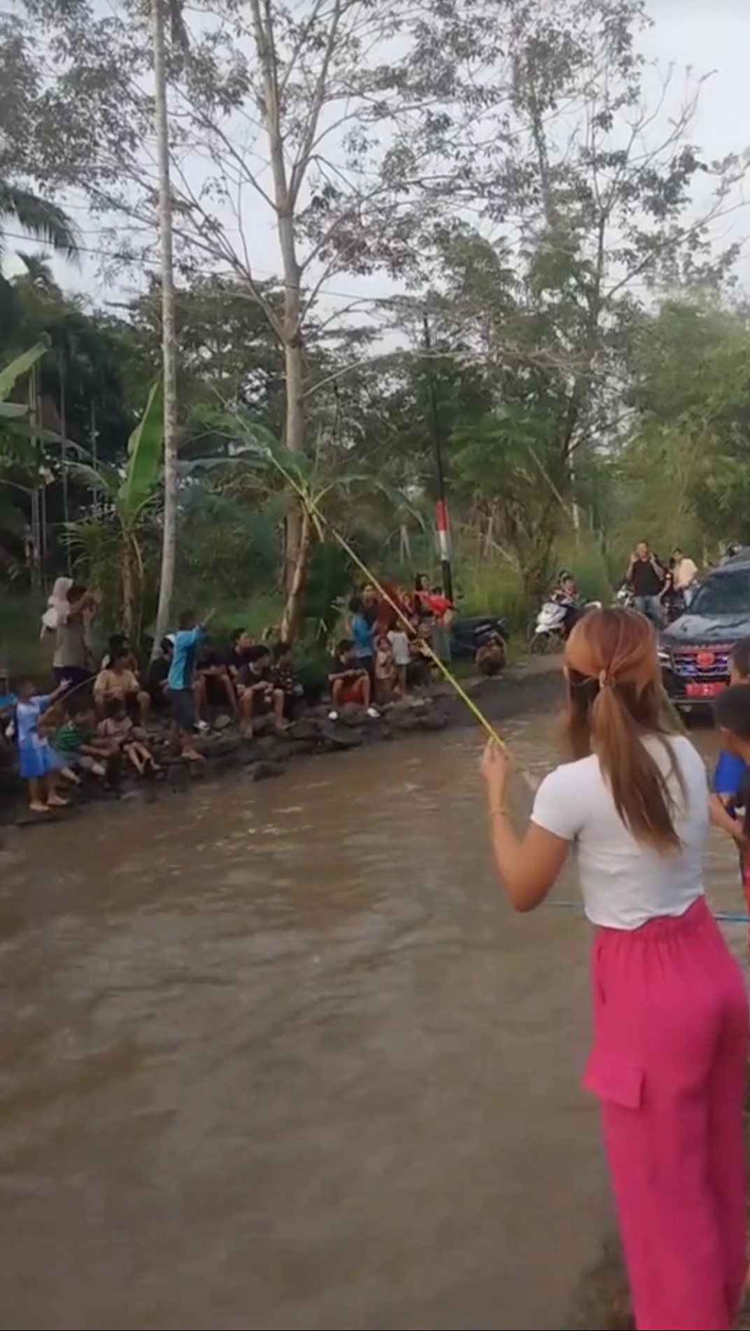 Mobil Pejabat Lewat Jalan Berlubang, Aksi Warga Kompak Pasang Gimmick ...