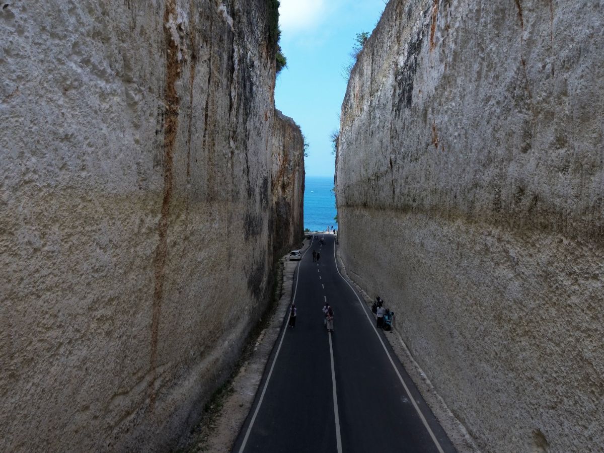 Indahnya Jalanan Pembelah Tebing Kapur Menuju Pantai Pandawa Bali ...