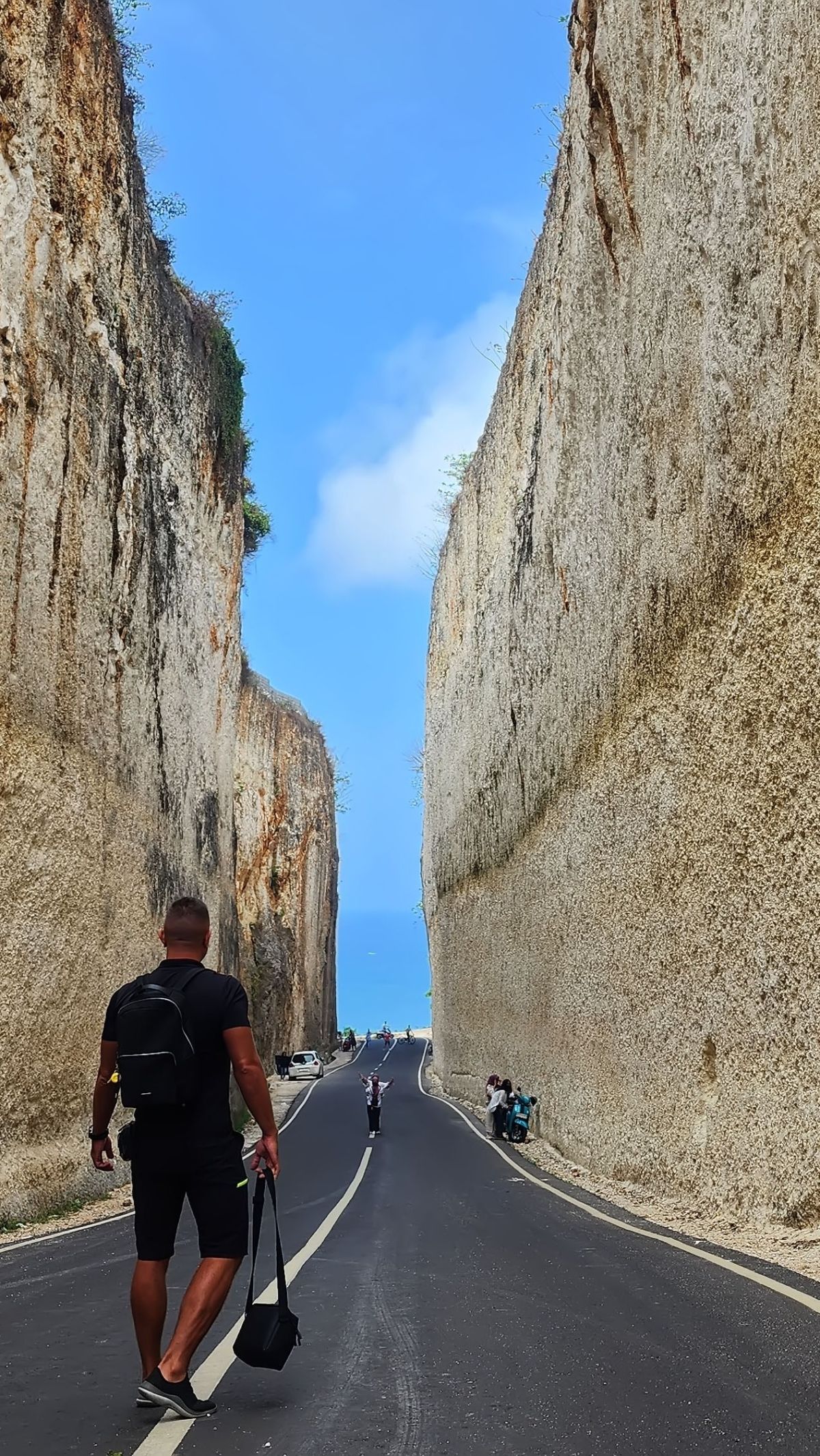 Indahnya Jalanan Pembelah Tebing Kapur Menuju Pantai Pandawa Bali ...