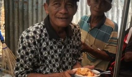 Aksi Wanita Borong Mi Ayam Gerobak 50 Porsi dan Dibagikan ke Orang Ini Viral, Tuai Pujian Warganet