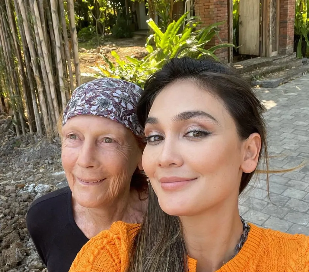 Wanita Cantik Bergaya Nyentrik Ini Ternyata Ibu Artis Cantik Top ...