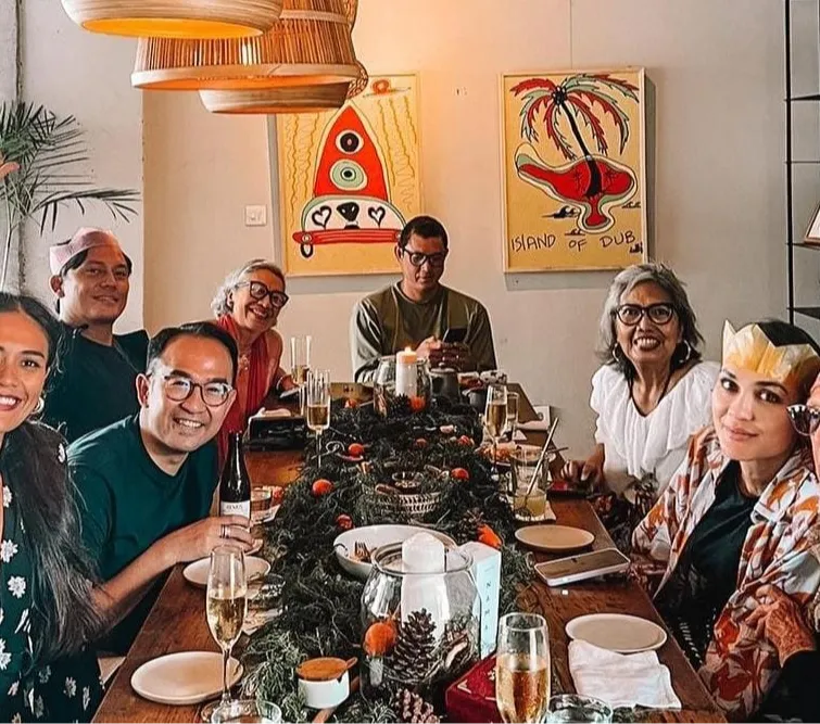 Wanita Cantik Bergaya Nyentrik Ini Ternyata Ibu Artis Cantik Top ...