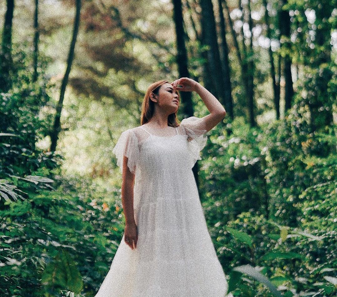 Tampil Seksi di Gala Premier Film Baru, Pose Menantang Amanda Manopo ...