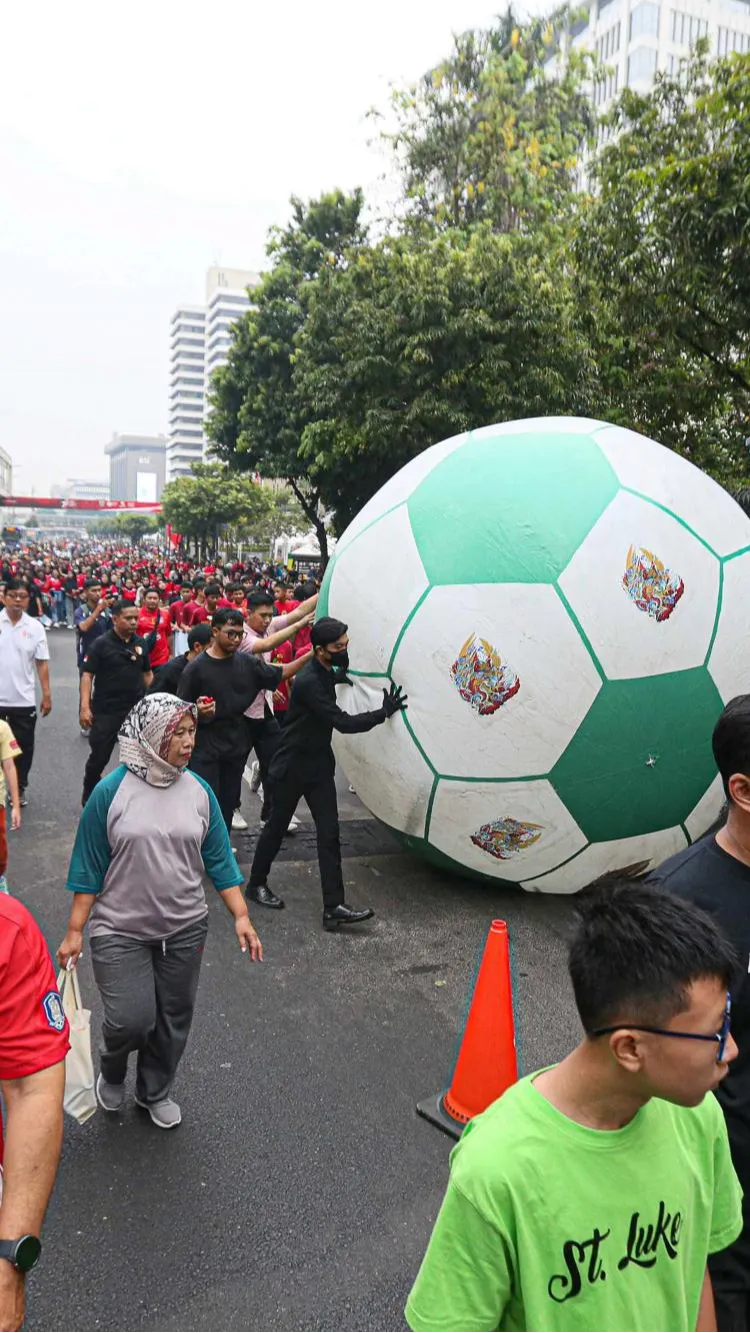 FOTO: Penampakan Bola Raksasa Ramaikan Tur Trophy Experience Piala ...