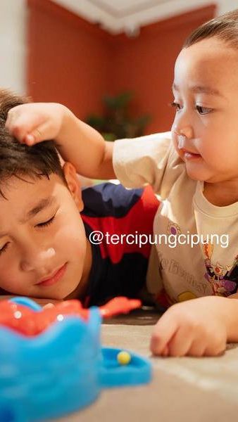 Mencuri Perhatian, 8 Foto Rafathar dan Rayyanza 'Cipung' Main Bareng Hingga Peluk dan Cium Bikin ...