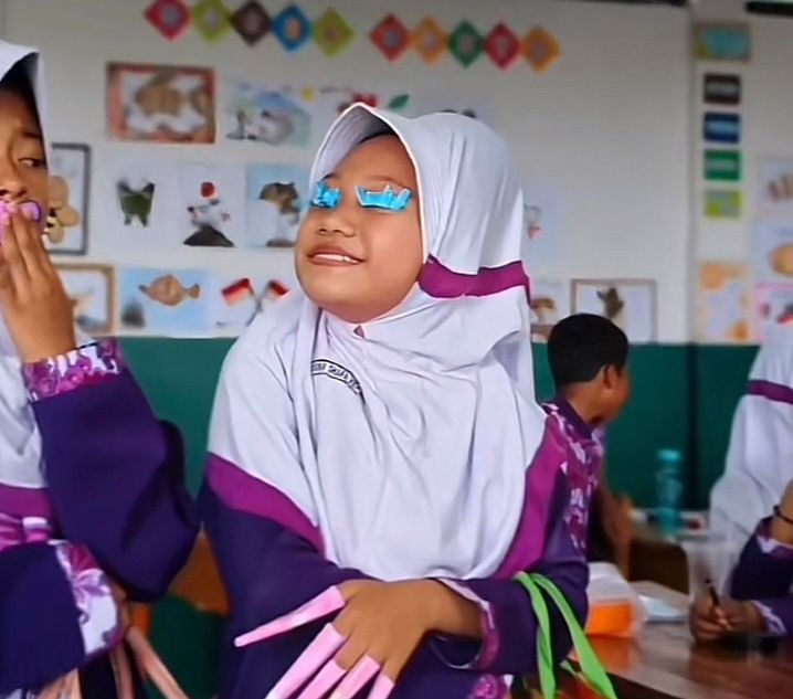 Tingkah Anak SD Berdandan Layaknya Ibu-Ibu Pejabat Ini Bikin Gemas Tingkah Anak SD Berdandan Layaknya Ibu-Ibu Pejabat Ini Bikin Gemas