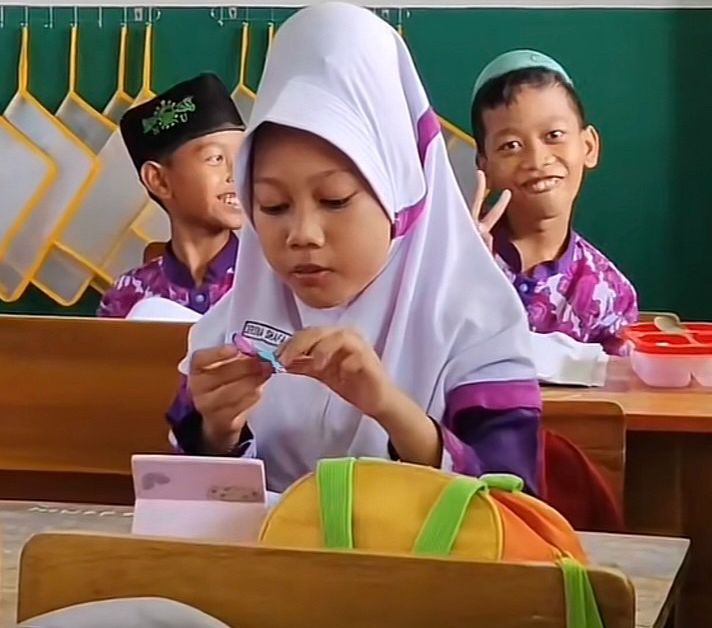 Tingkah Anak SD Berdandan Layaknya Ibu-Ibu Pejabat Ini Bikin Gemas Tingkah Anak SD Berdandan Layaknya Ibu-Ibu Pejabat Ini Bikin Gemas