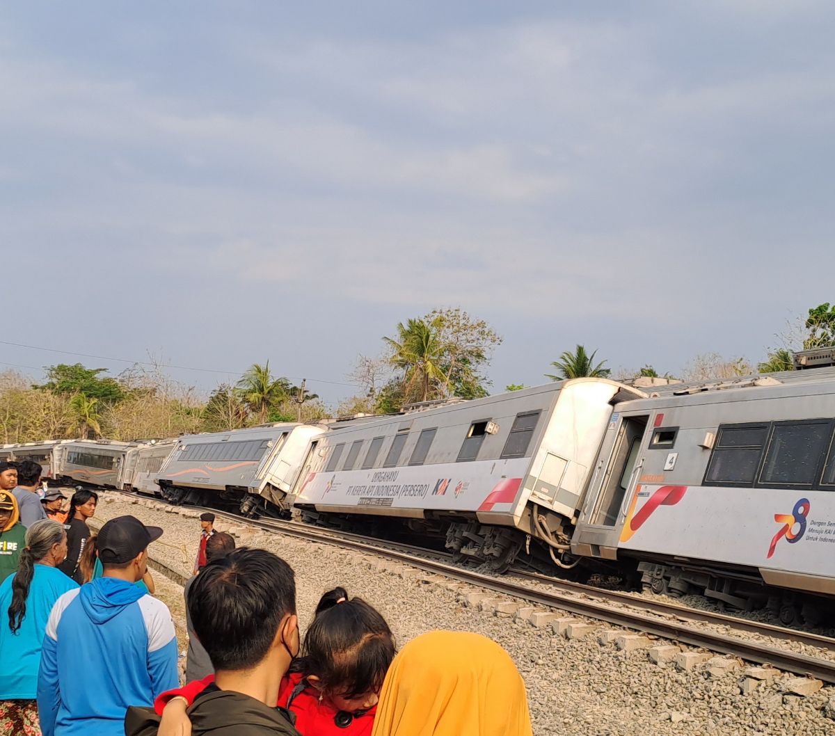 Detik-Detik KA Argo Semeru Anjlok lalu Bertubrukan dengan KA Argo Wilis, Penumpang: Benturannya ...