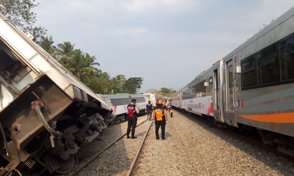 Detik-Detik KA Argo Semeru Anjlok lalu Bertubrukan dengan KA Argo Wilis, Penumpang: Benturannya ...