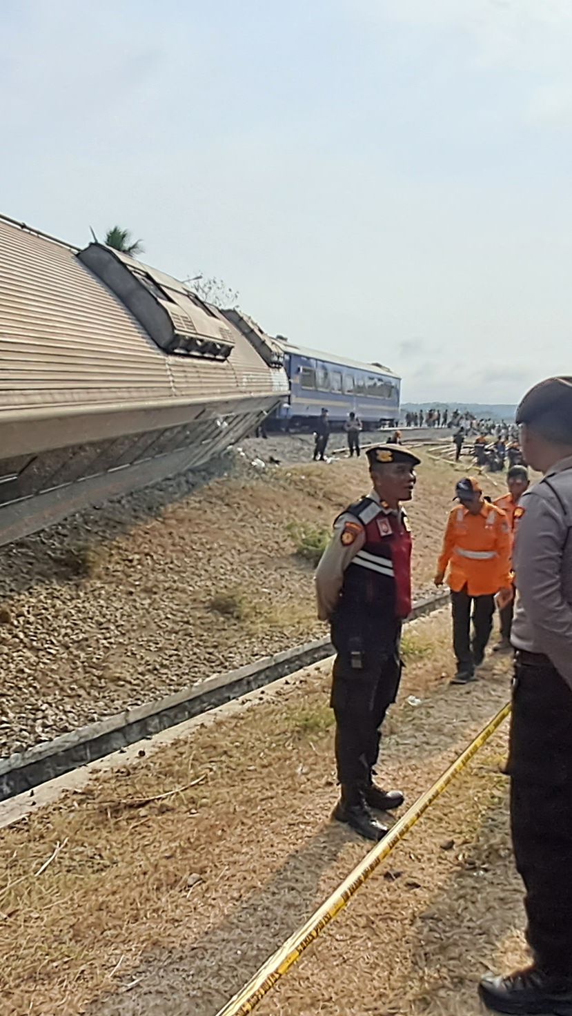 Potret Argo Semeru & KA Argo Wilis Kecelakaan di Kulon Progo, Petugas Masih Berjibaku Evakuasi