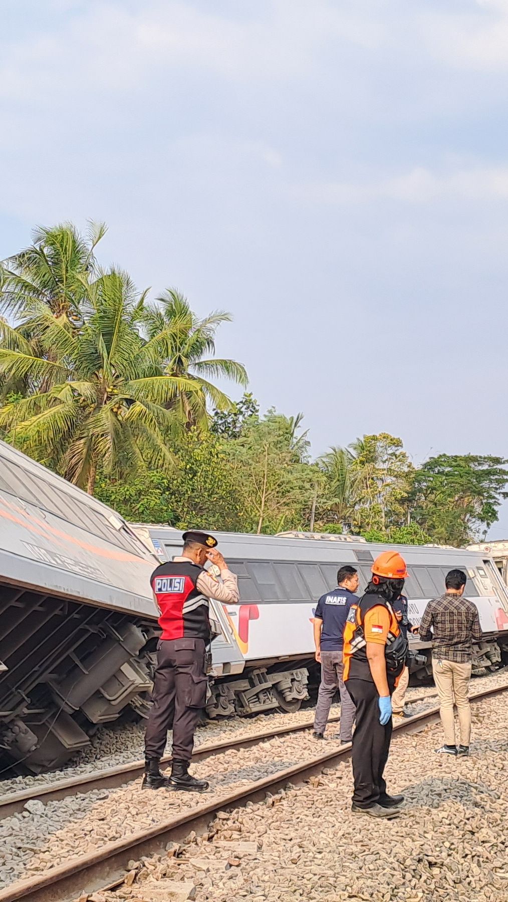 Potret Argo Semeru & KA Argo Wilis Kecelakaan di Kulon Progo, Petugas Masih Berjibaku Evakuasi
