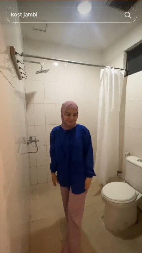 8 Potret Kos-Kosan Mewah Milik Tya Ariestya yang Punya 4 Lantai, Disebut Mampu Hasilkan Ratusan ...