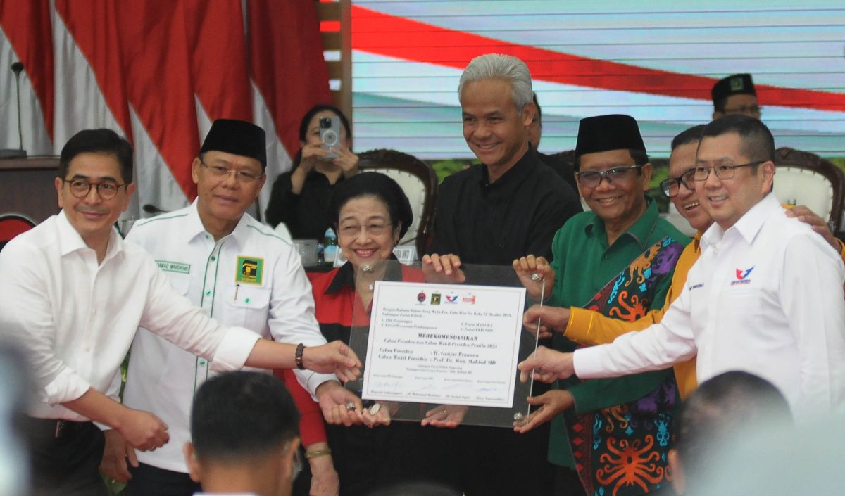 FOTO: Diumumkan Langsung Oleh Megawati, Senyum Mahfud MD Pecah saat Resmi Diputuskan Jadi ...
