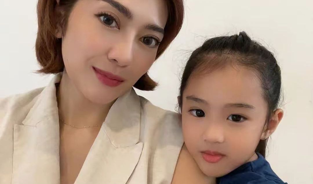 Makin Cantik! 6 Potret Terkini Yenny AFI Banting Stir Jadi Penjual Rujak