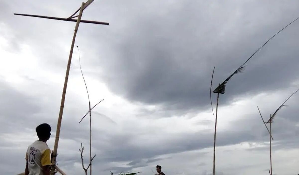 Tradisi Masyarakat Sunda saat Musim Kemarau, Pasang Kincir Angin dari Bambu