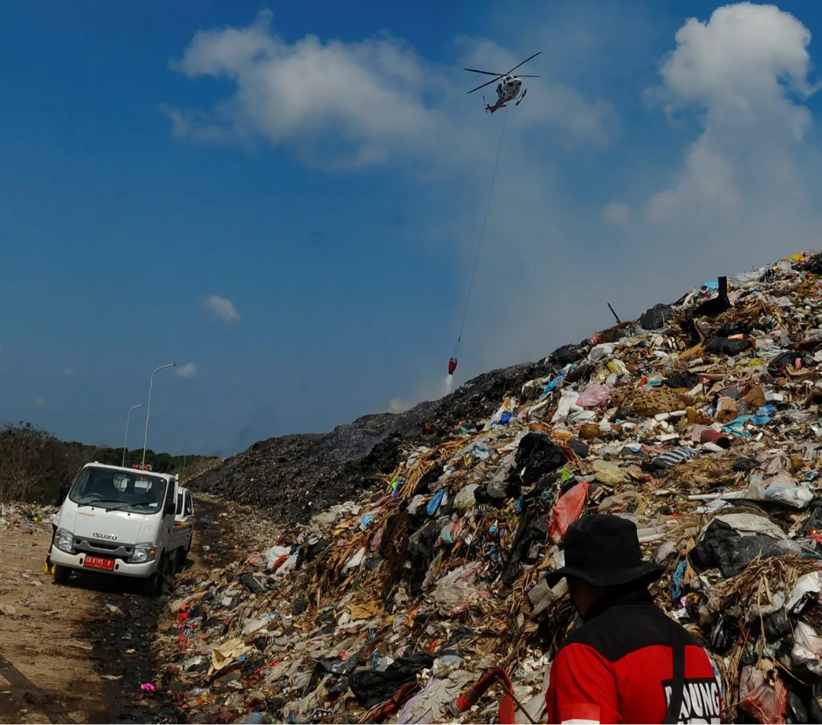 FOTO: Aksi Pasukan Raider TNI AD dan Helikopter Water Bombing BNPB ...