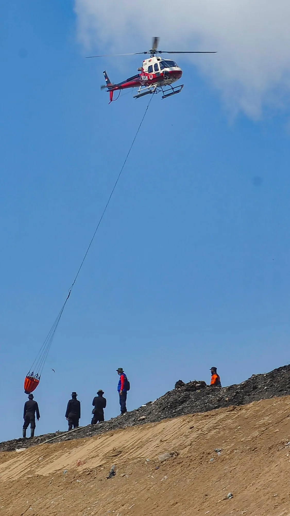 FOTO: Aksi Pasukan Raider TNI AD dan Helikopter Water Bombing BNPB ...