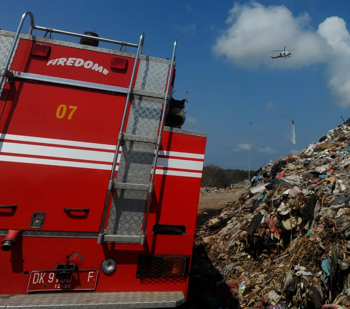 FOTO: Aksi Pasukan Raider TNI AD dan Helikopter Water Bombing BNPB Berjibaku Padamkan Api di TPA ...