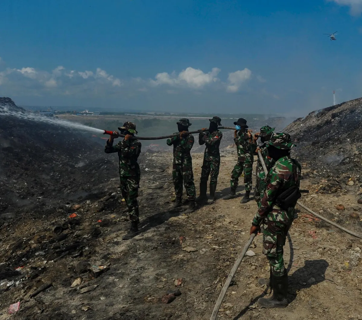 FOTO: Aksi Pasukan Raider TNI AD dan Helikopter Water Bombing BNPB Berjibaku Padamkan Api di TPA ...