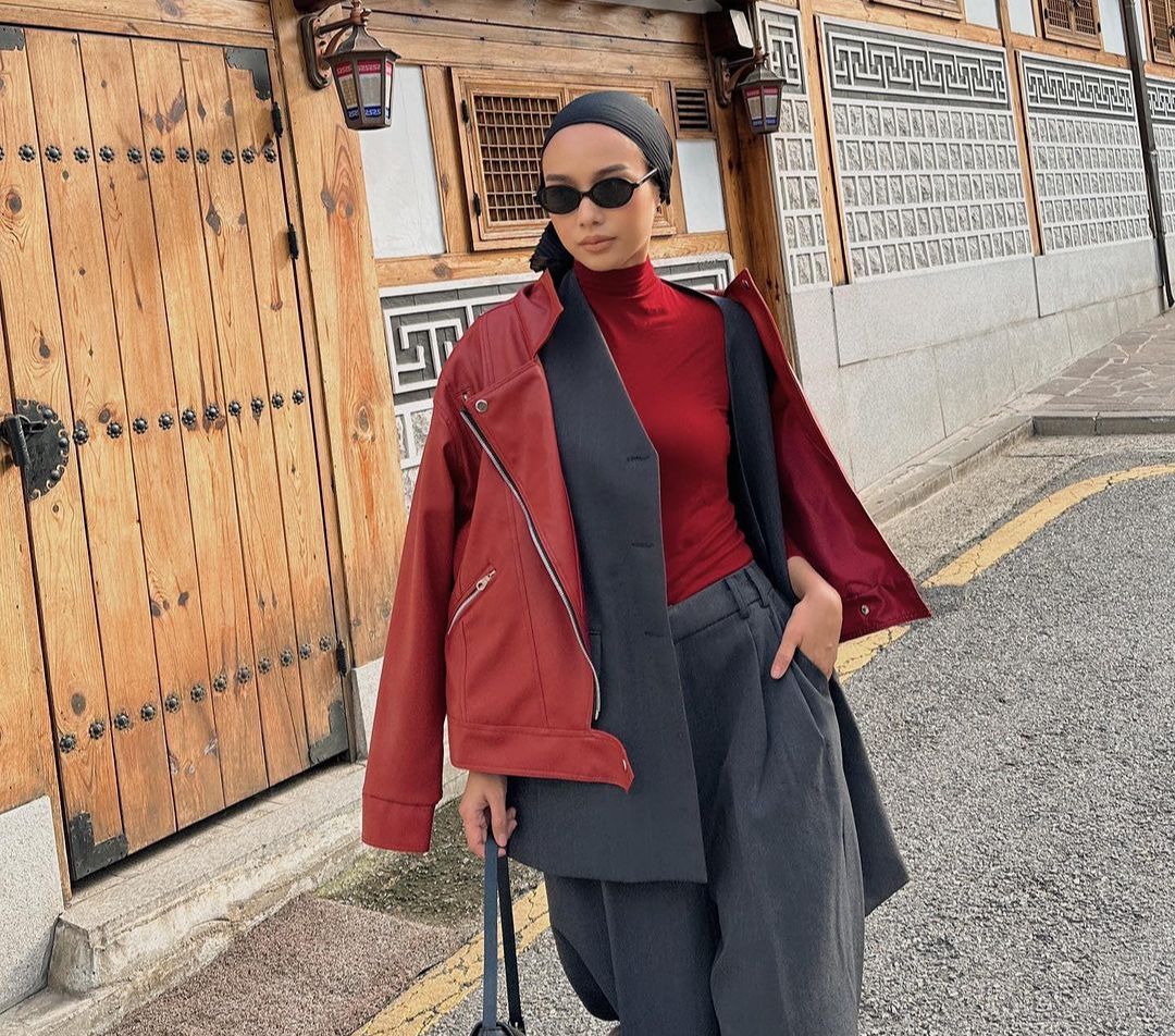 Jaket Kulit Merah, Bikin Look Saat Traveling Stylish Maksimal
