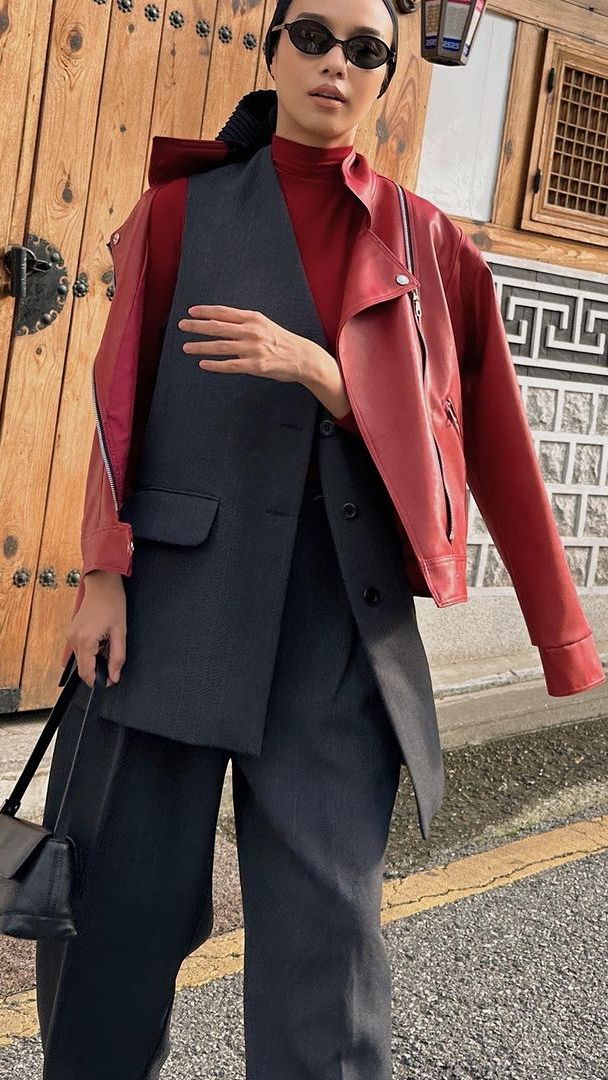 Jaket Kulit Merah, Bikin Look Saat Traveling Stylish Maksimal