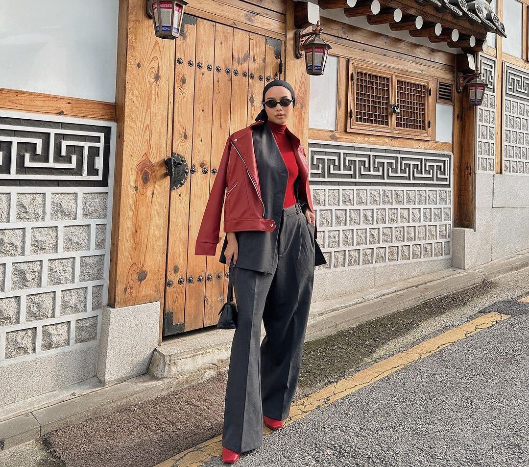 Jaket Kulit Merah, Bikin Look Saat Traveling Stylish Maksimal
