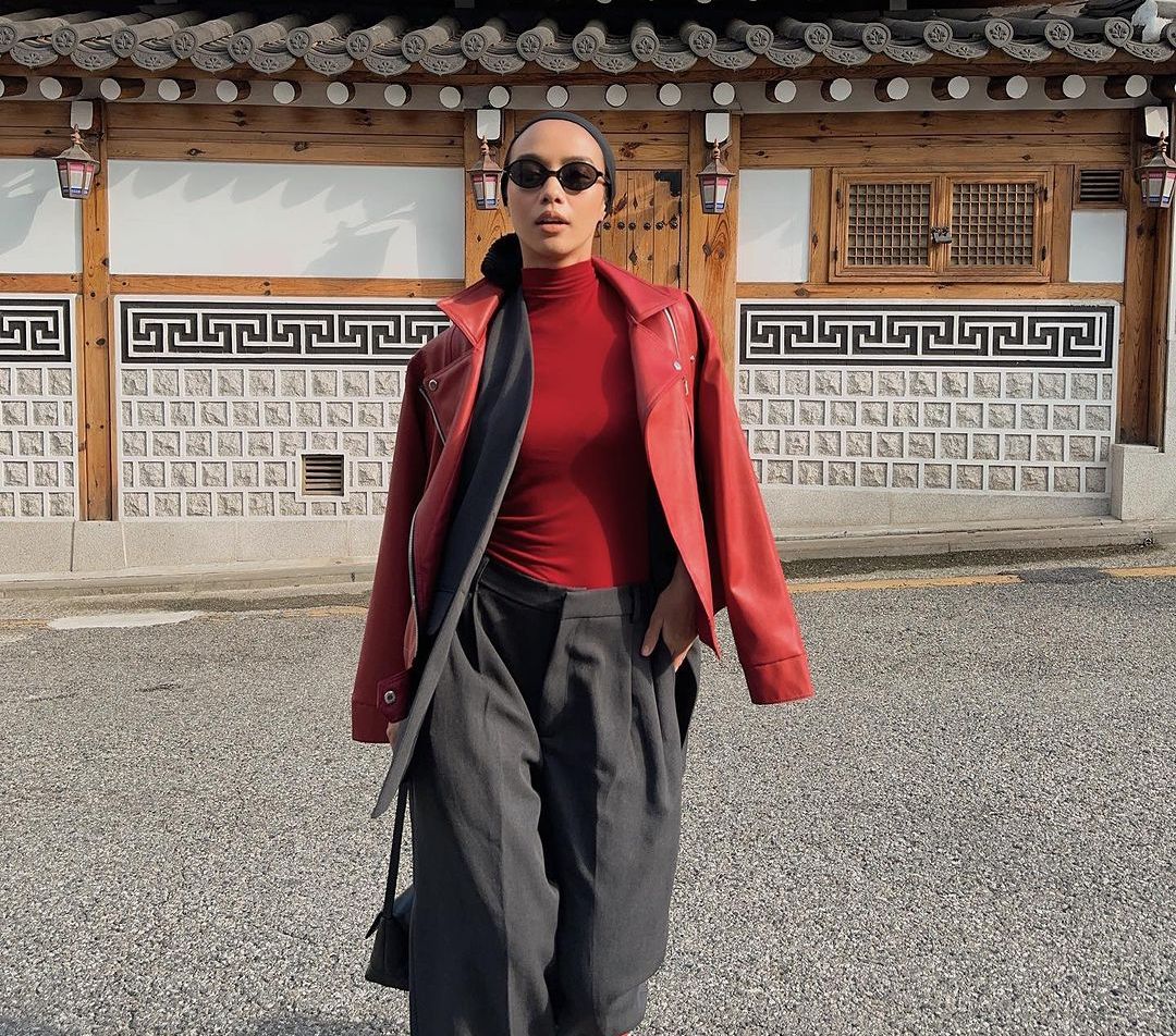 Jaket Kulit Merah, Bikin Look Saat Traveling Stylish Maksimal
