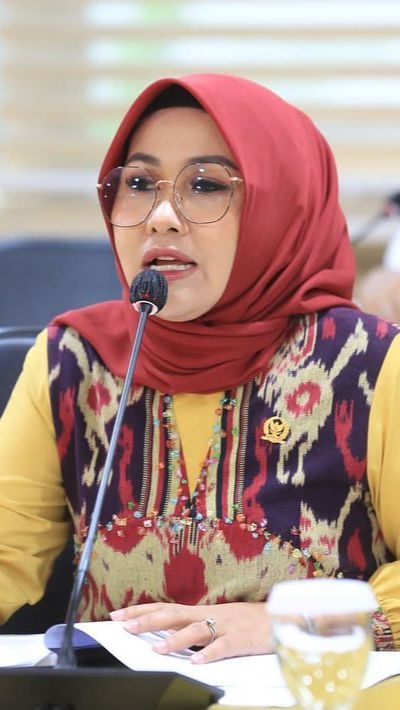 8 Potret Evi Apita, Caleg yang Fotonya Kelewat Cantik, Aslinya... | Dream.co.id