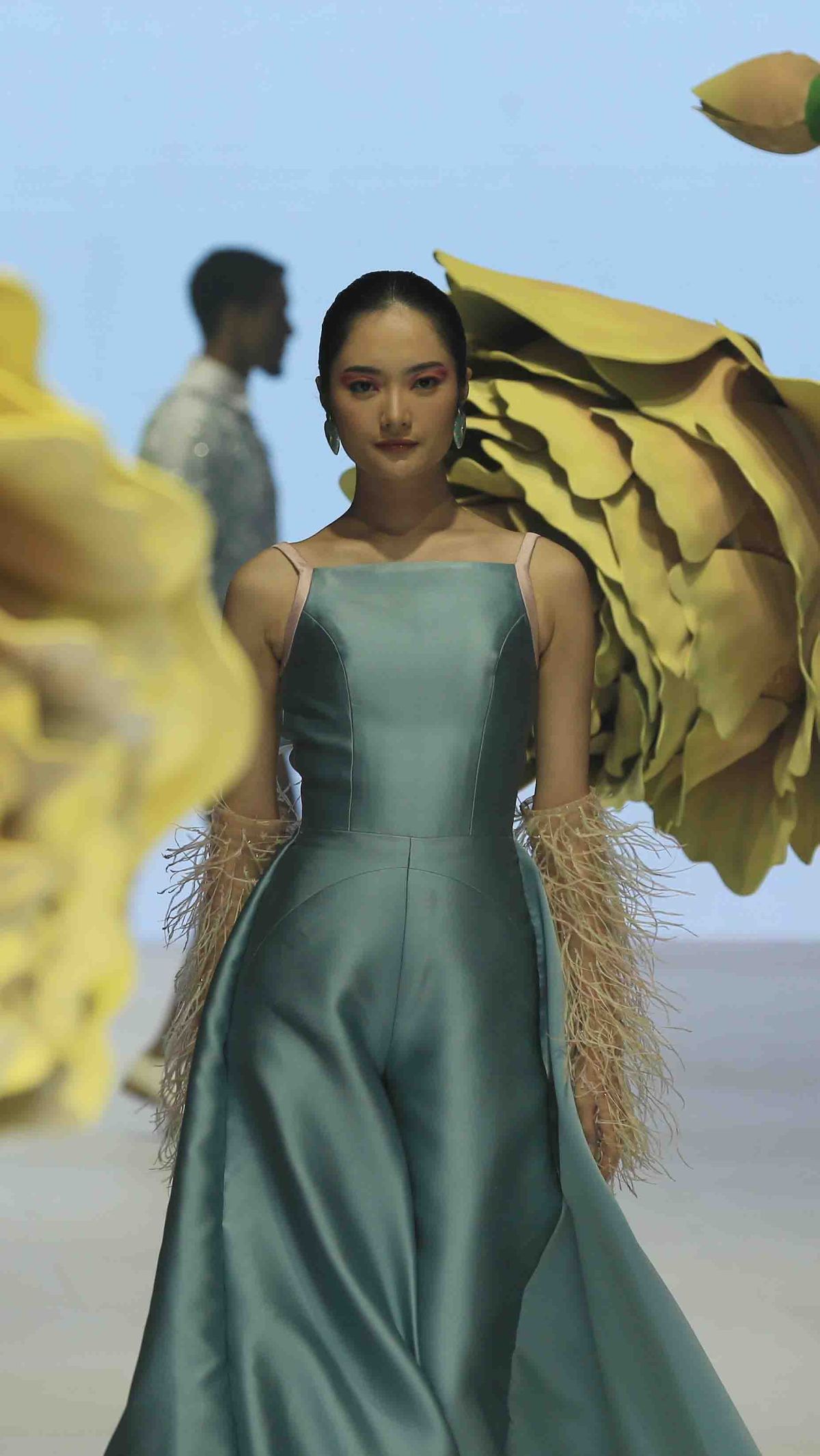 9 Potret Karya Memukau Ivan Gunawan, Bikin Catwalk Jadi Taman Romantis ...