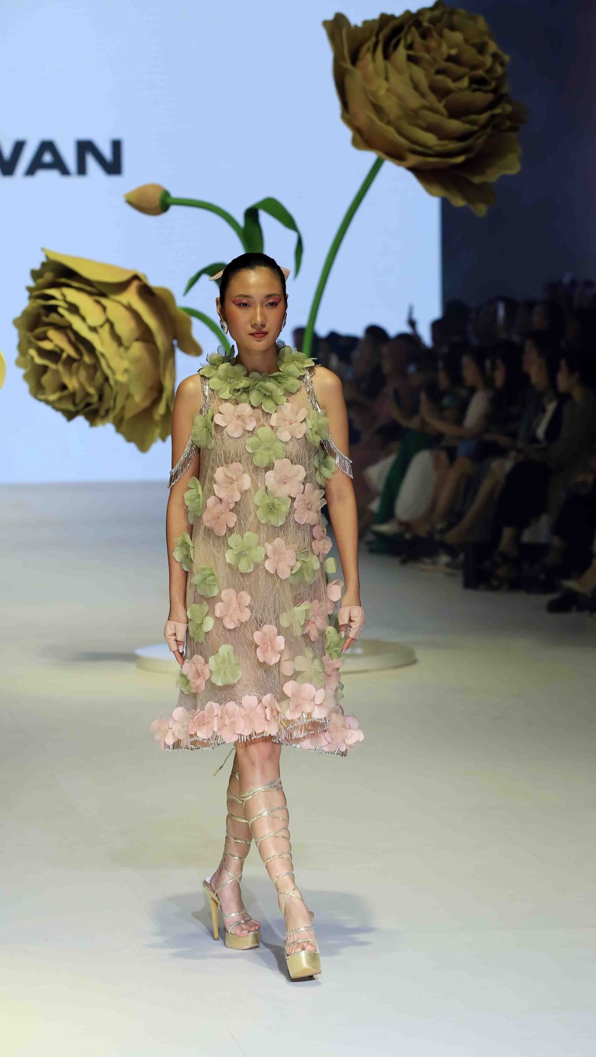 9 Potret Karya Memukau Ivan Gunawan, Bikin Catwalk Jadi Taman Romantis ...