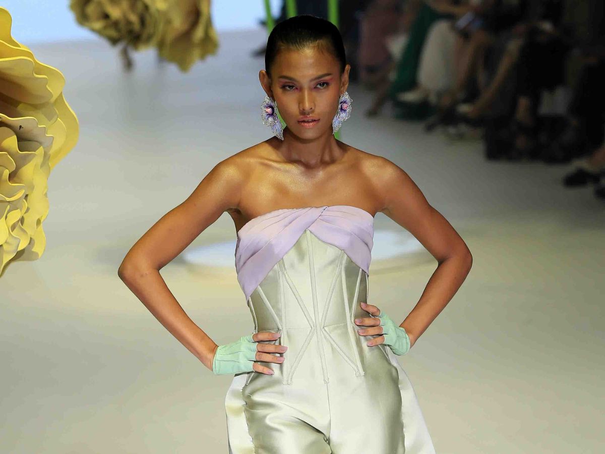 9 Potret Karya Memukau Ivan Gunawan, Bikin Catwalk Jadi Taman Romantis ...