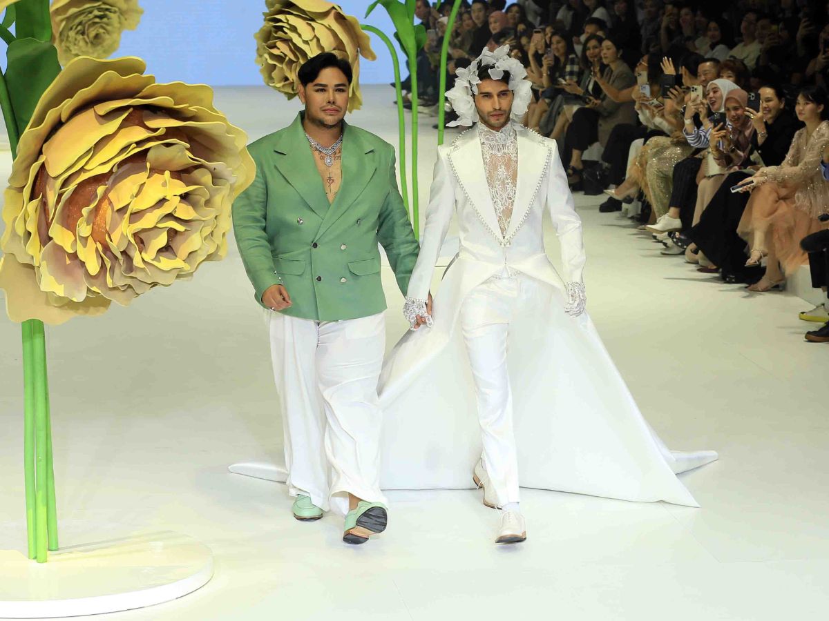 9 Potret Karya Memukau Ivan Gunawan, Bikin Catwalk Jadi Taman Romantis ...